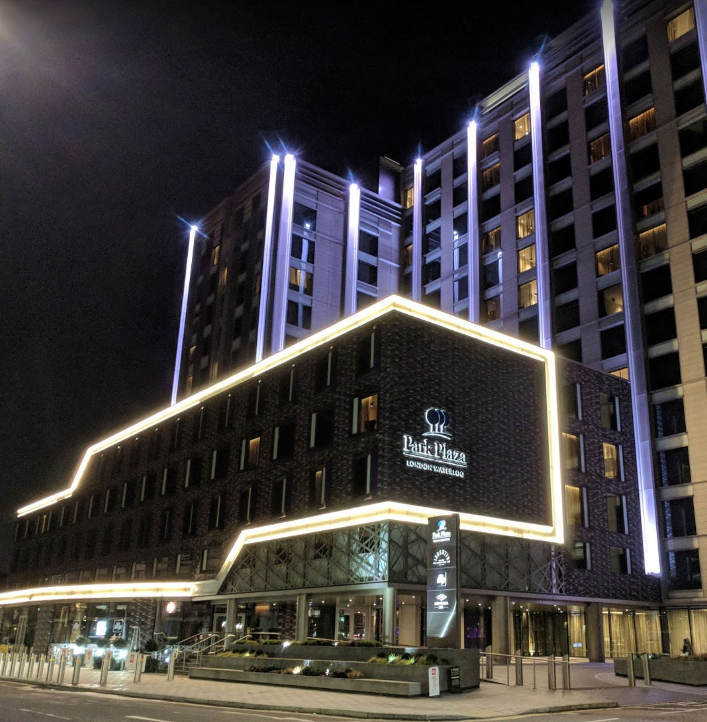 Terra Quantum Bollard for Hotel Drop Off Points - Frontier Pitts