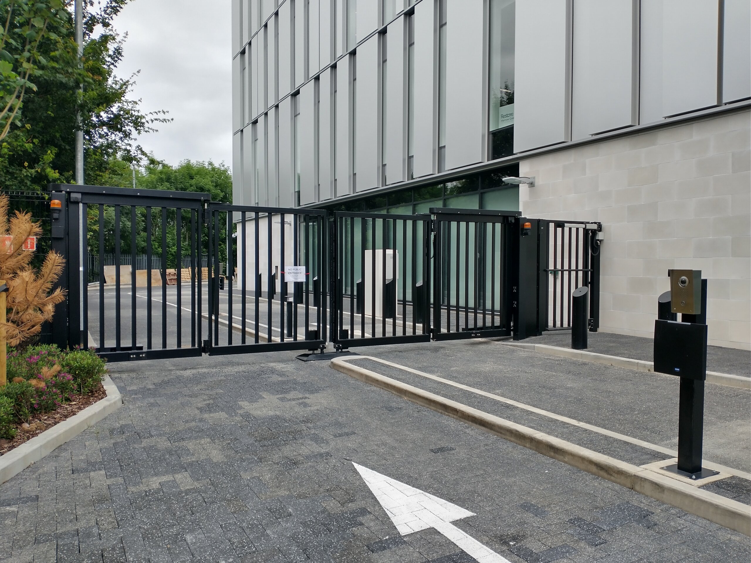 Trackless Bi-folding Speed Gates - Frontier Pitts